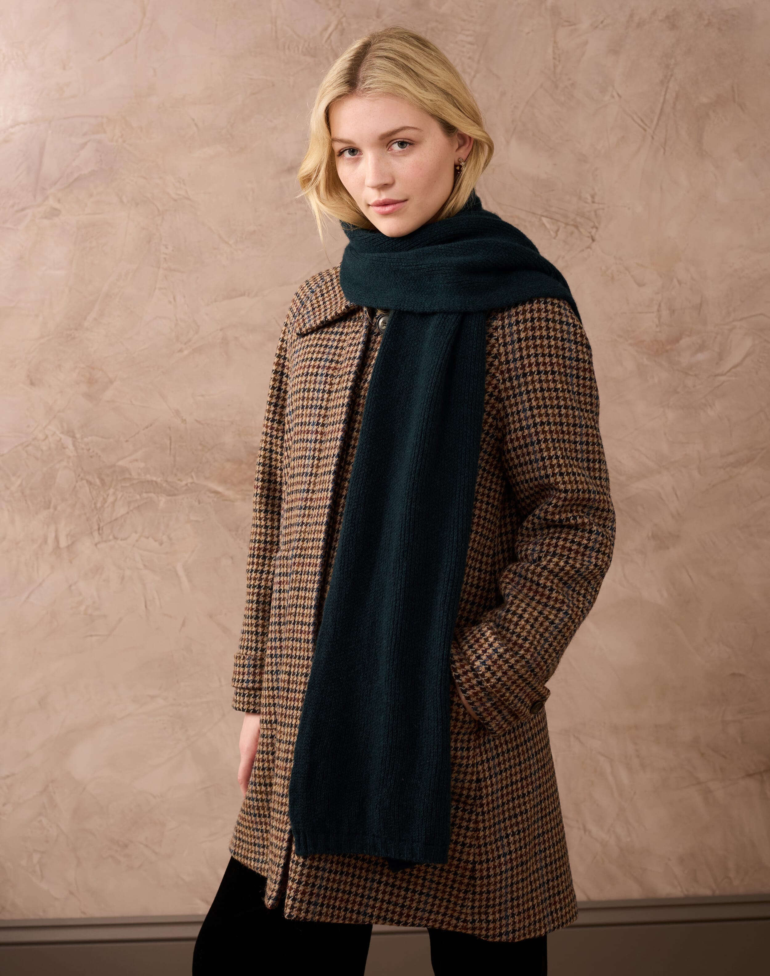 Women's Cashmere Knitted Scarf in Pine | Brora Sale